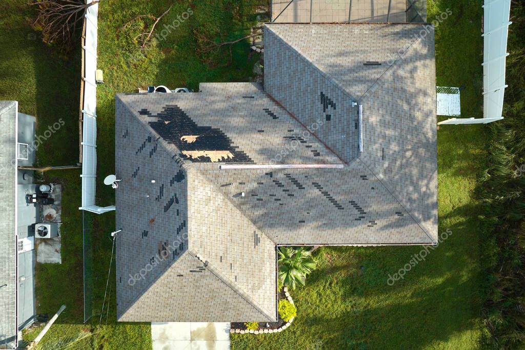 El viento dañó el techo de la casa con la falta de tejas de asfalto ...