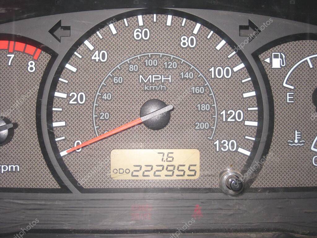 Primer plano de veloc metro y cuentakil metros en Dash in Car. Foto de ...