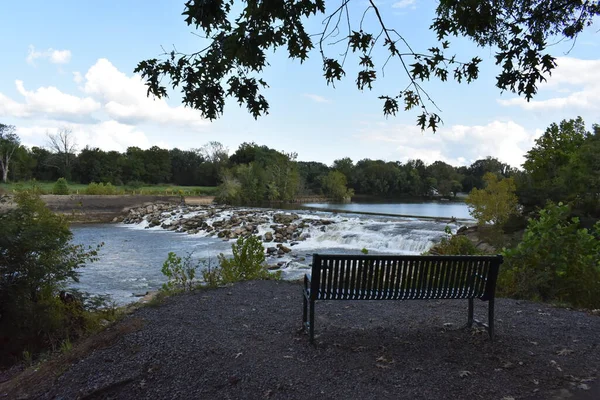 Cerca de la presa de Rochester en el río Green en Kentucky, como se ...
