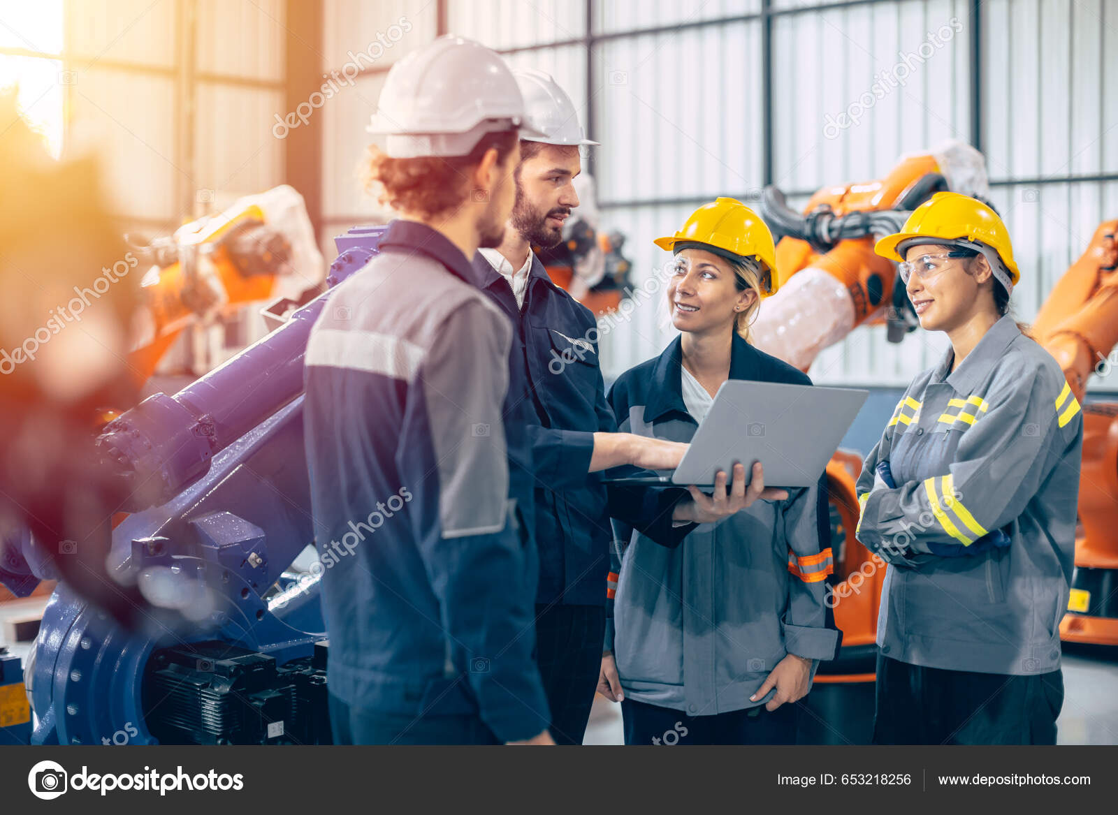 Grupo Equipo Ingenieros Pie Hablando Juntos Trabajo Equipo Ingeniería Industrial — Foto de stock ...