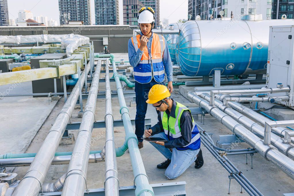 ingeniero t cnico de trabajo en equipo trabajadores servicio hotel caldera tanque agua caliente ...
