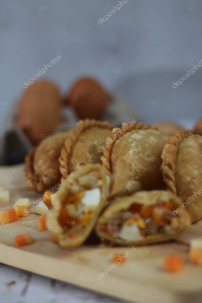 un primer plano de pastel que es una comida tradicional indonesia ...