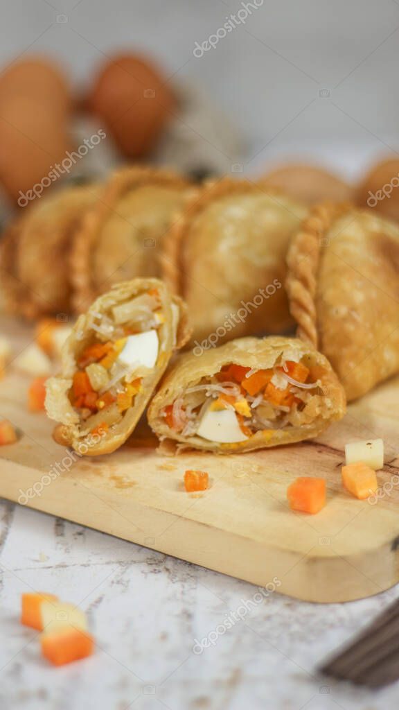 un primer plano de pastel que es una comida tradicional indonesia ...