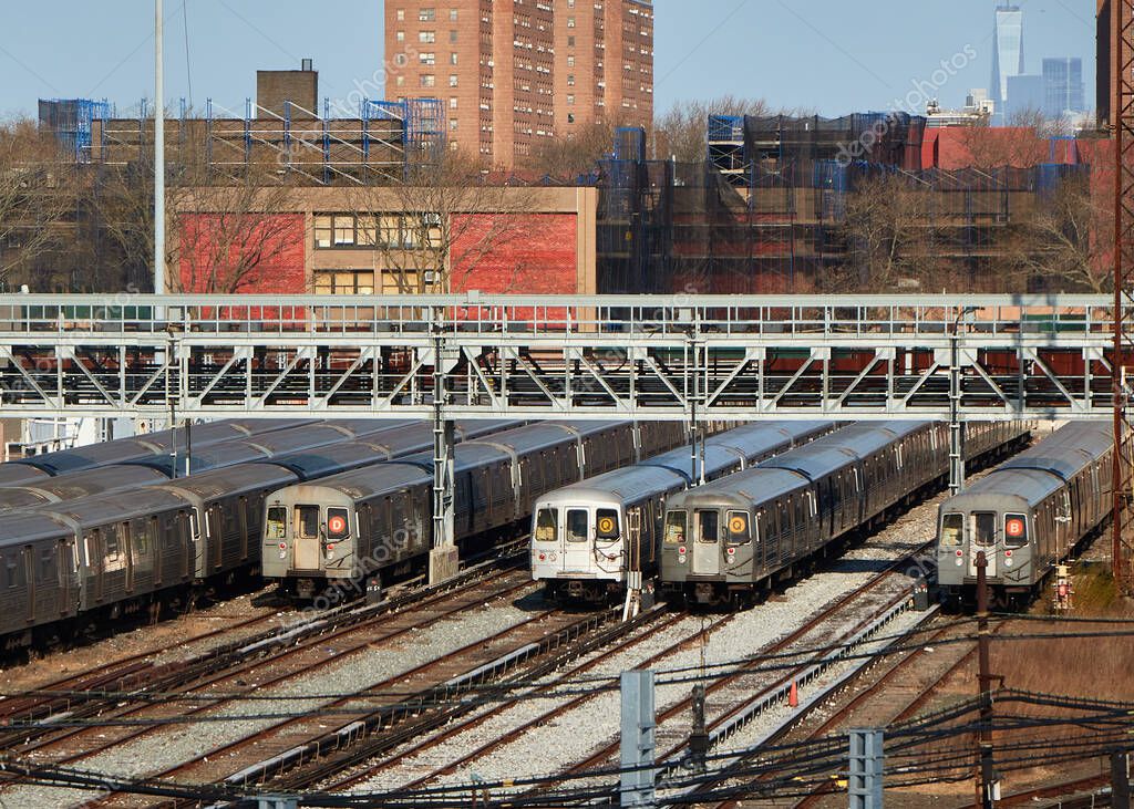 Brooklyn, NY, EE.UU., 12.24.22: MTA Coney Island patio de tren con varios trenes nyc ...