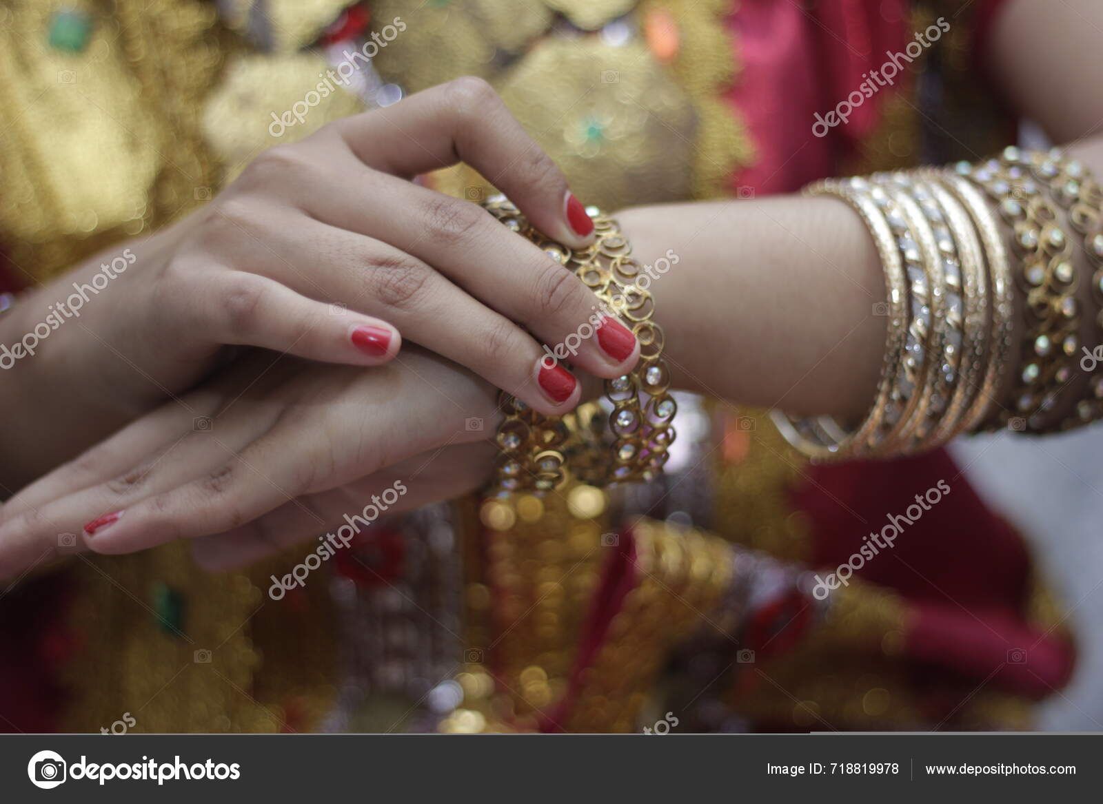 Close Gold Bracelet Bride's Hand — Stock Photo © awgraphoto #718819978