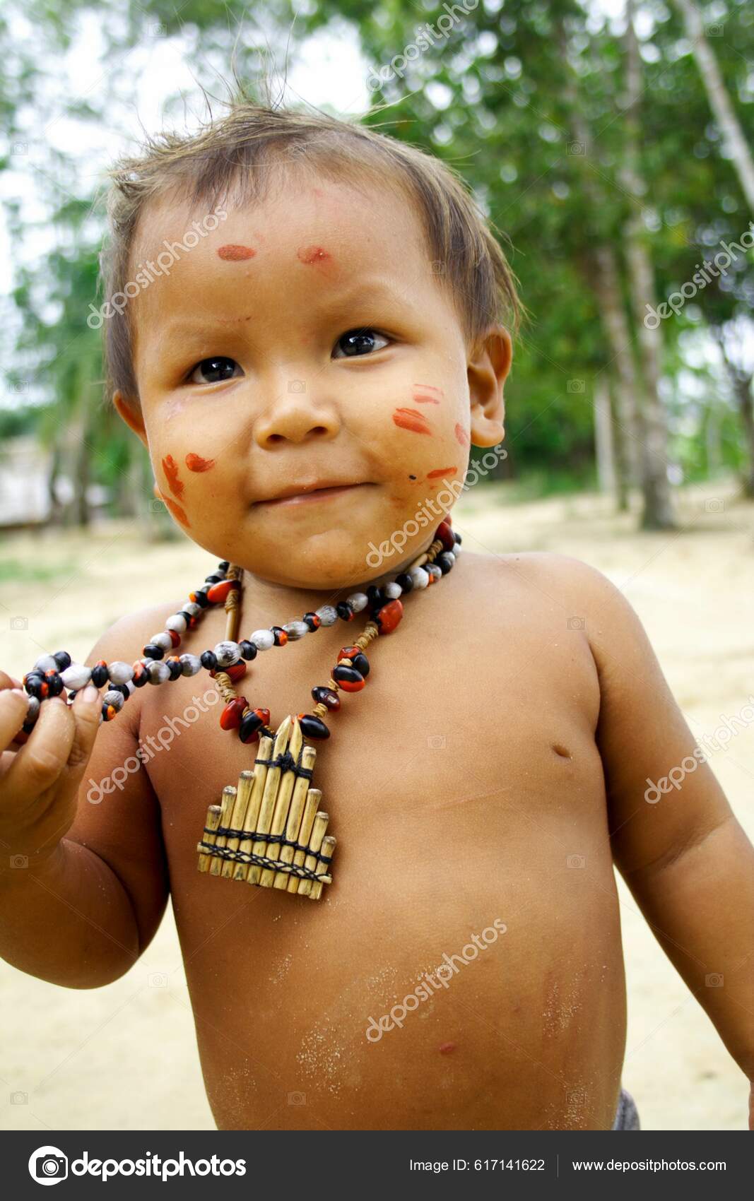 Niño Indio Amazonas Lindo Retrato Aire Libre — Foto de stock #617141622 ...