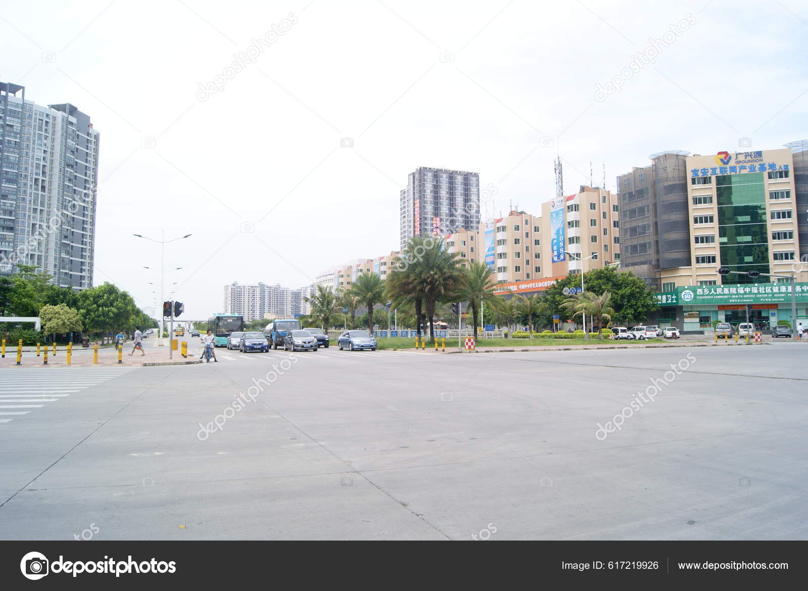 City Road Traffic Daytime — Stock Editorial Photo © YAY_Images #617219926