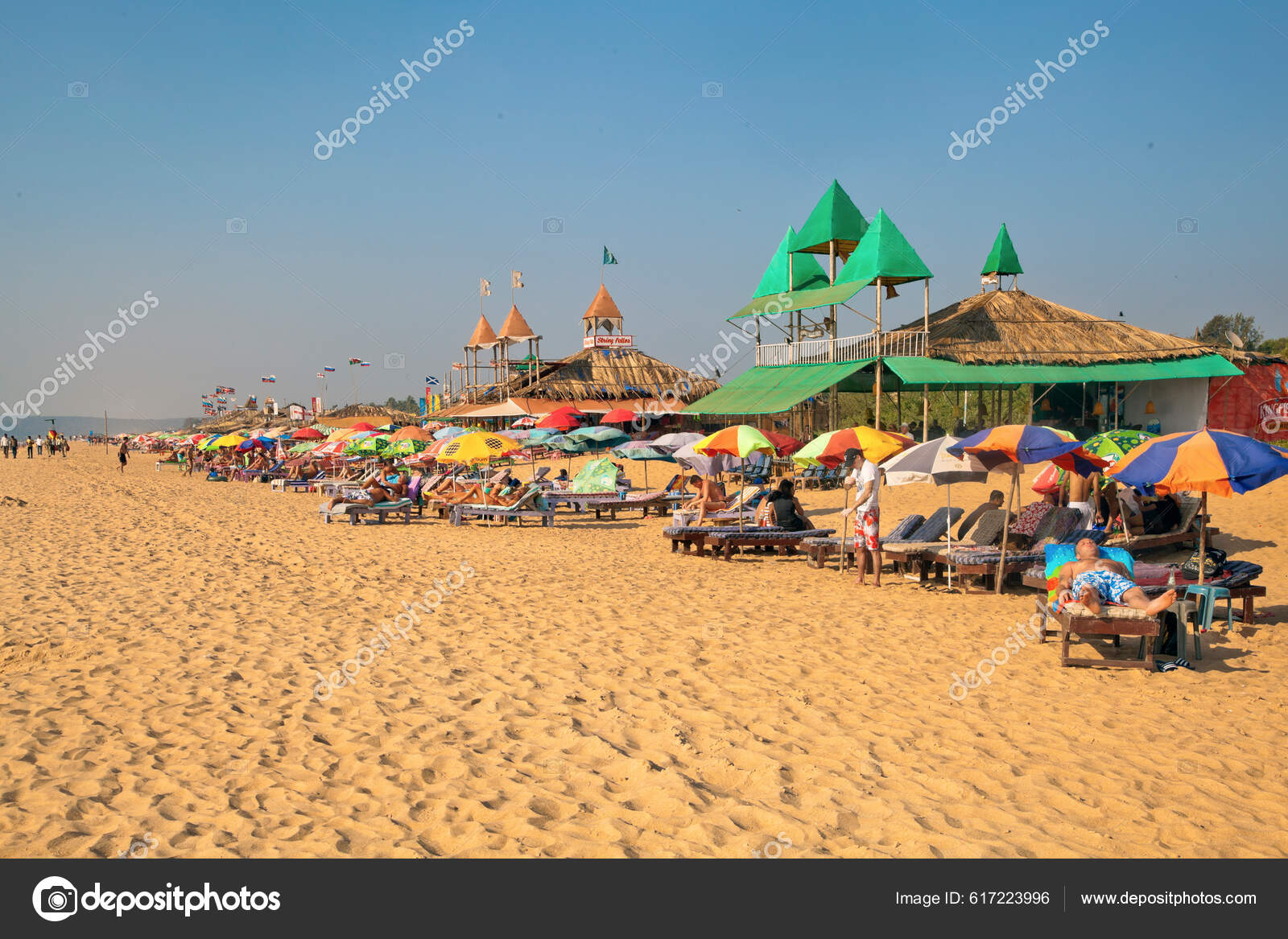 Expanse Sand Beach Holidaymakers — Stock Editorial Photo © YAY_Images ...