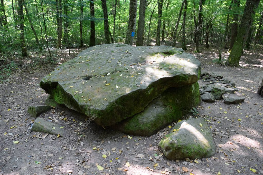 "Dolmen en Shapsug. Bosque en la ciudad cerca de la aldea de ...