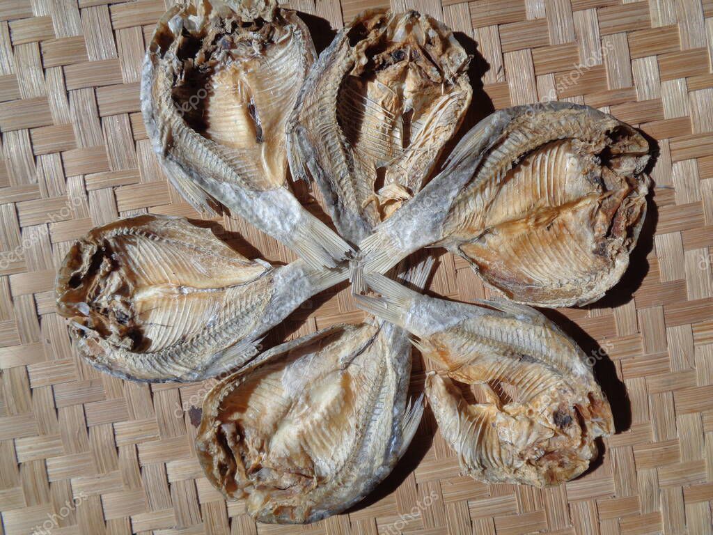 "Proceso de secado de pescado salado con un fondo natural. Pescado ...