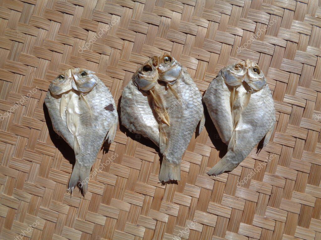 "Proceso de secado de pescado salado con un fondo natural. Pescado ...