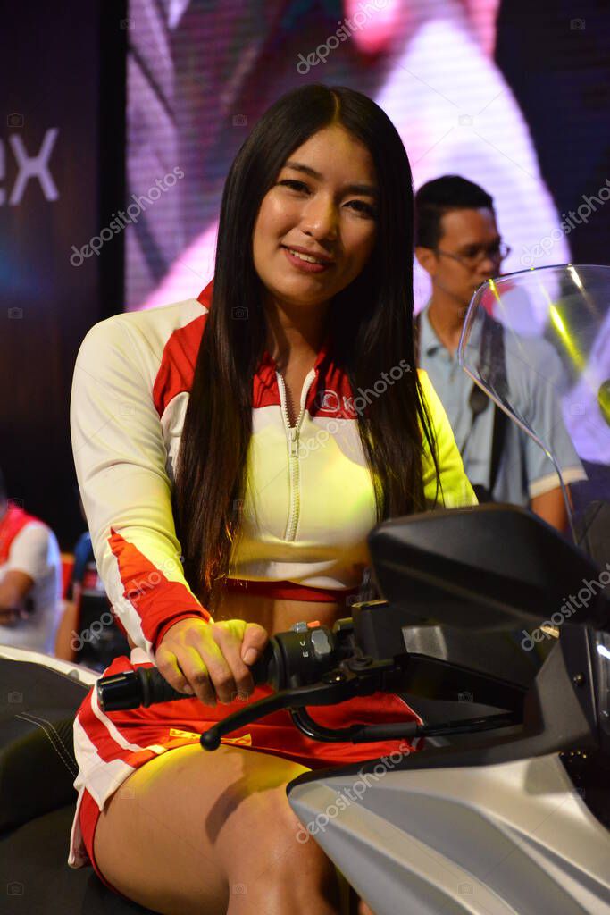 "Modelo femenino Kymco en el Salón de Motos de Carreras Interior en ...