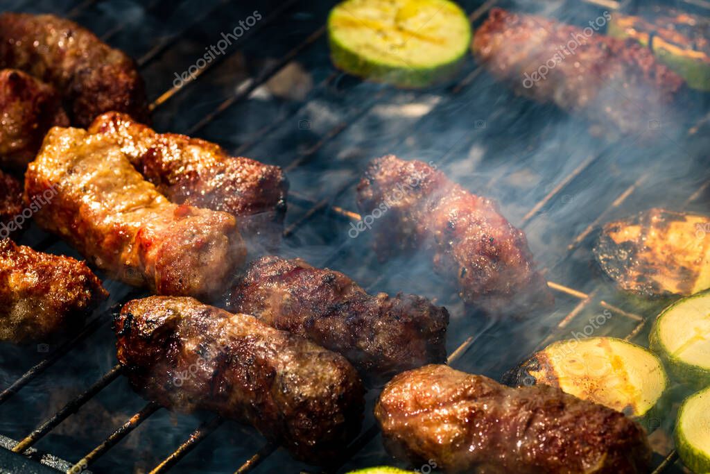 "Asar rollos de carne llamados mici o mititei con verduras en la ...