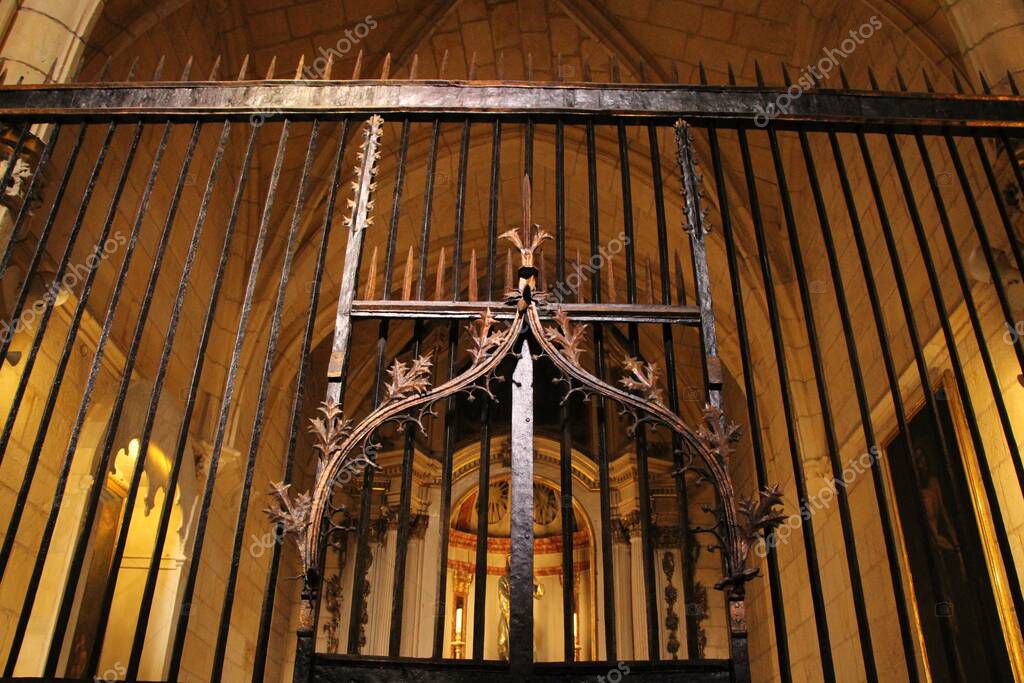 "Arcos, pilares y retablo de la catedral de Murcia" 2023