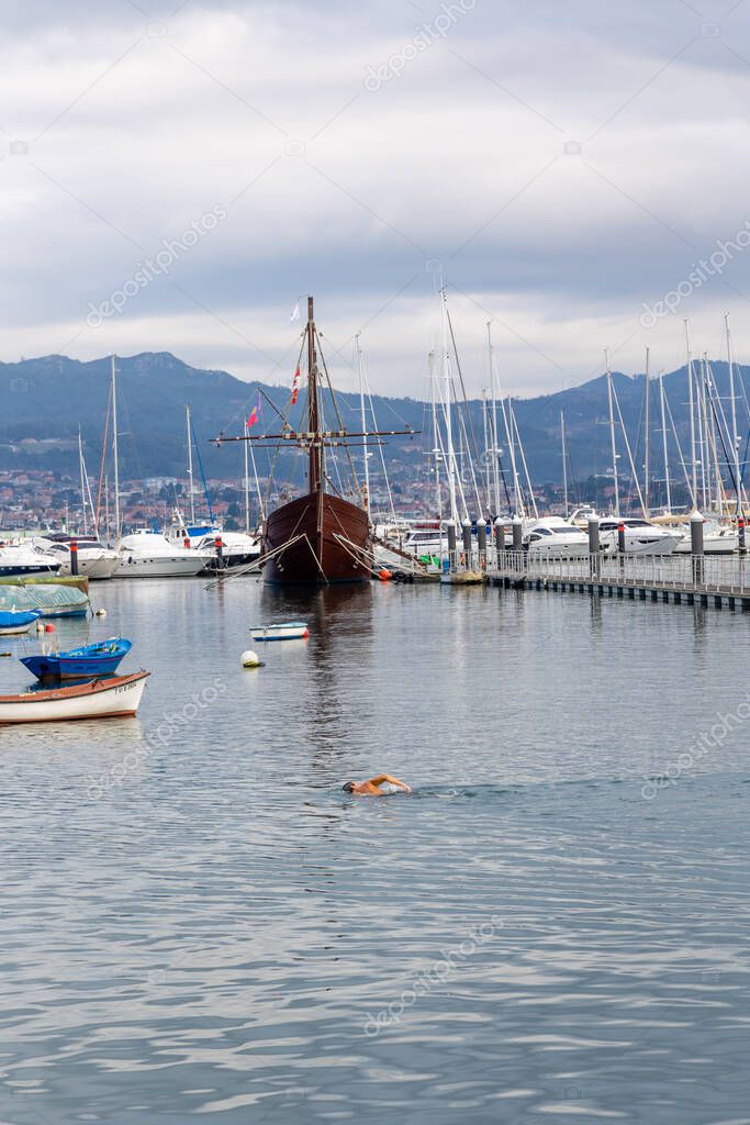 Baiona, España - 05 de diciembre de 2022: puerto de Baiona con una réplica de la caravela La ...