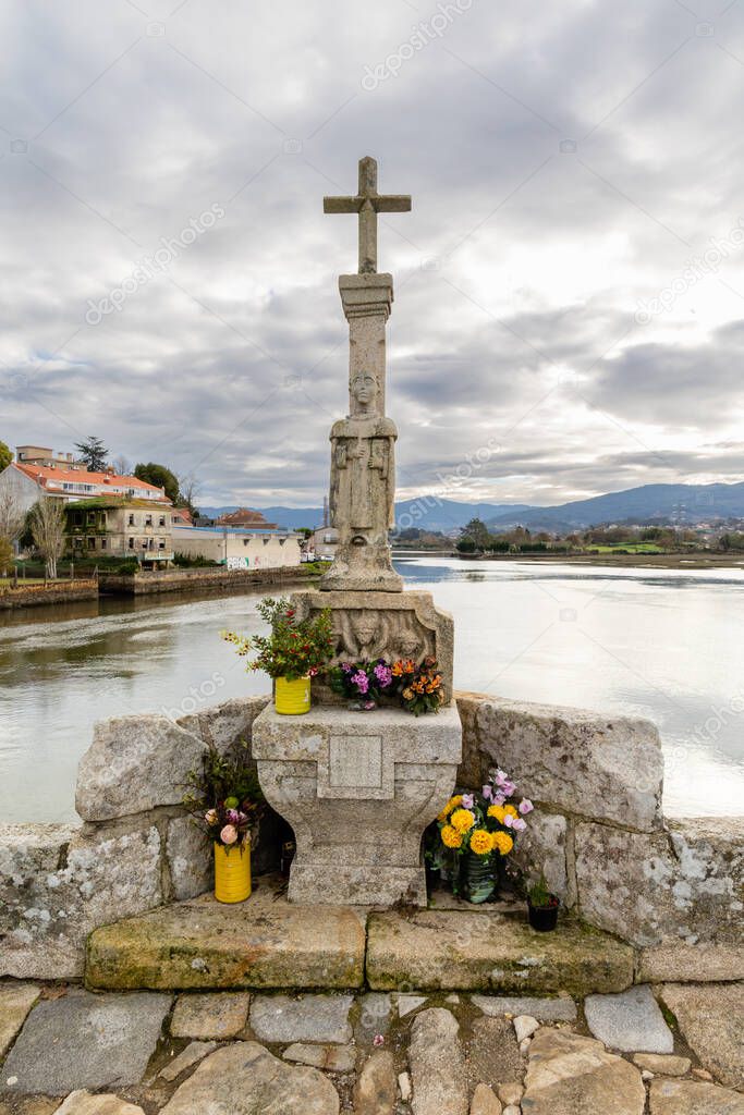 Baiona, España - 05 de diciembre de 2022: Puente románico de La Ramallosa que conecta las ...