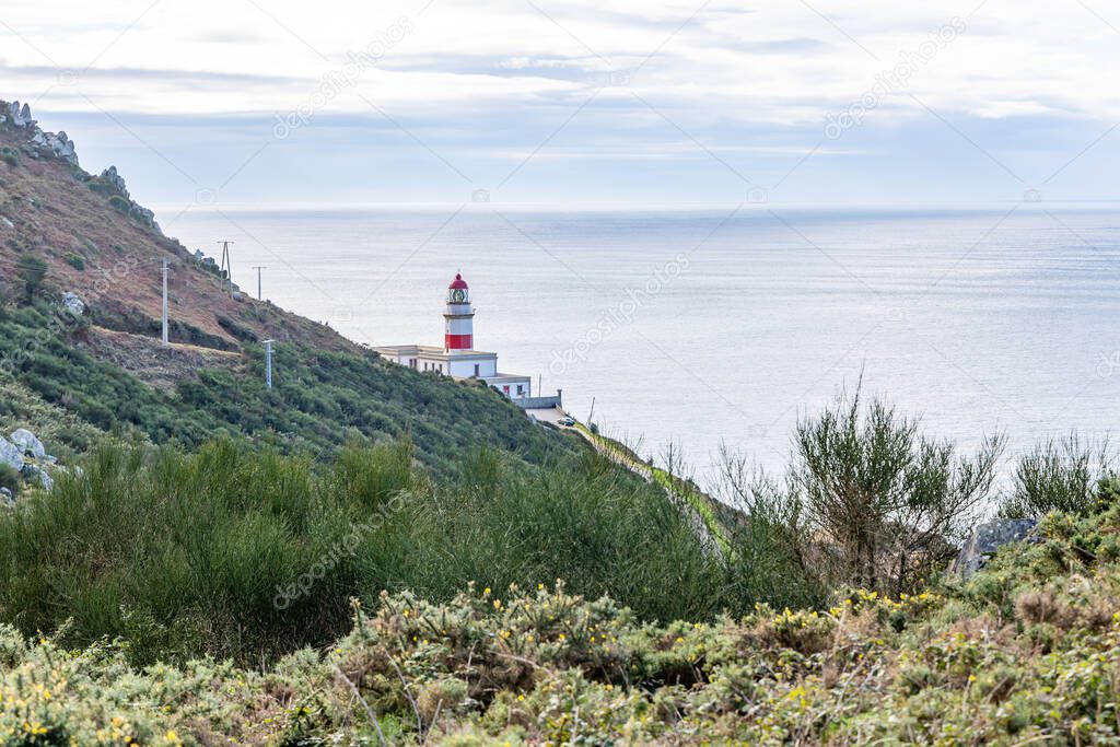 Baiona, España - 05 de diciembre de 2022: faro marítimo en el océano atlántico llamado faro ...