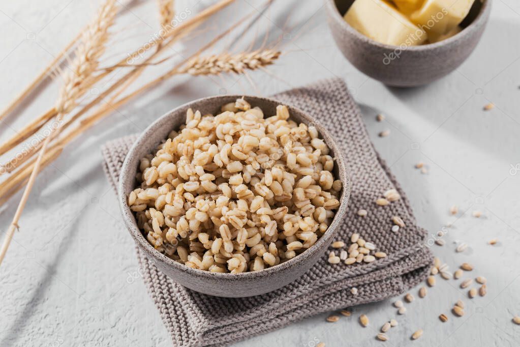 Cuenco de granos de cebada pelados cocidos gachas con espigas de trigo ...