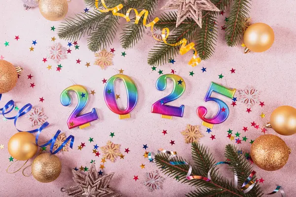 Fondo brillante de vacaciones Feliz Año Nuevo 2025. Velas de color arco ...