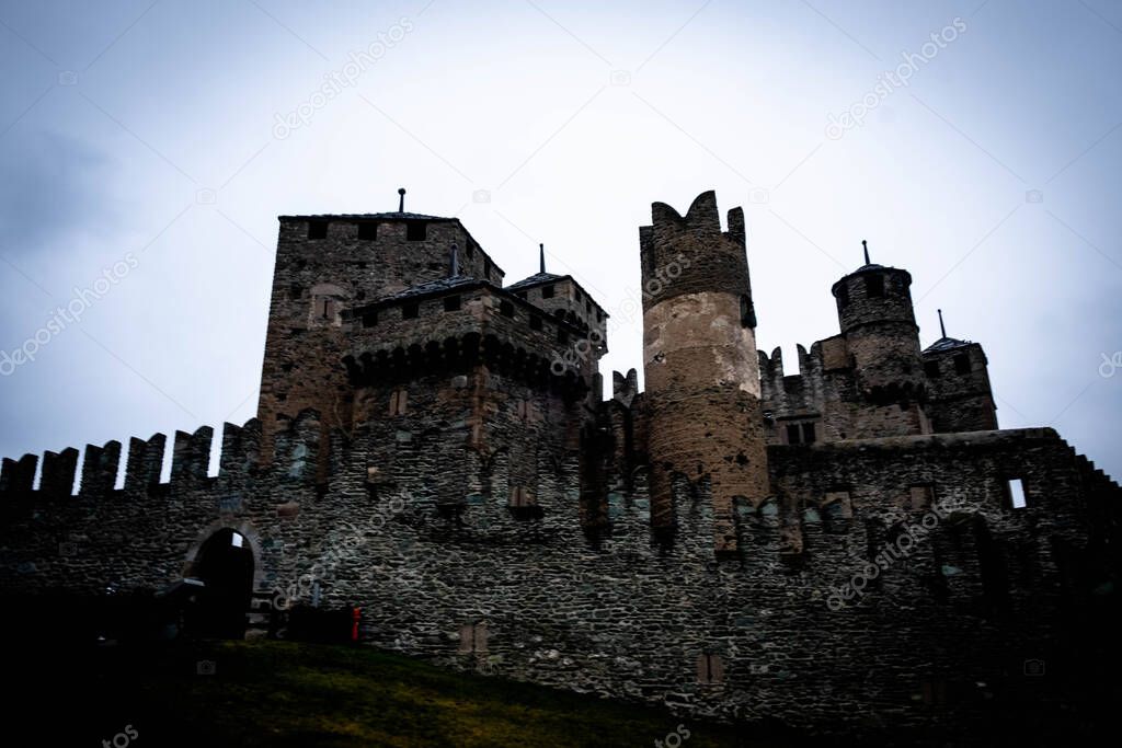 el castillo medieval de Fenis, en el valle de Aosta. Durante las ...