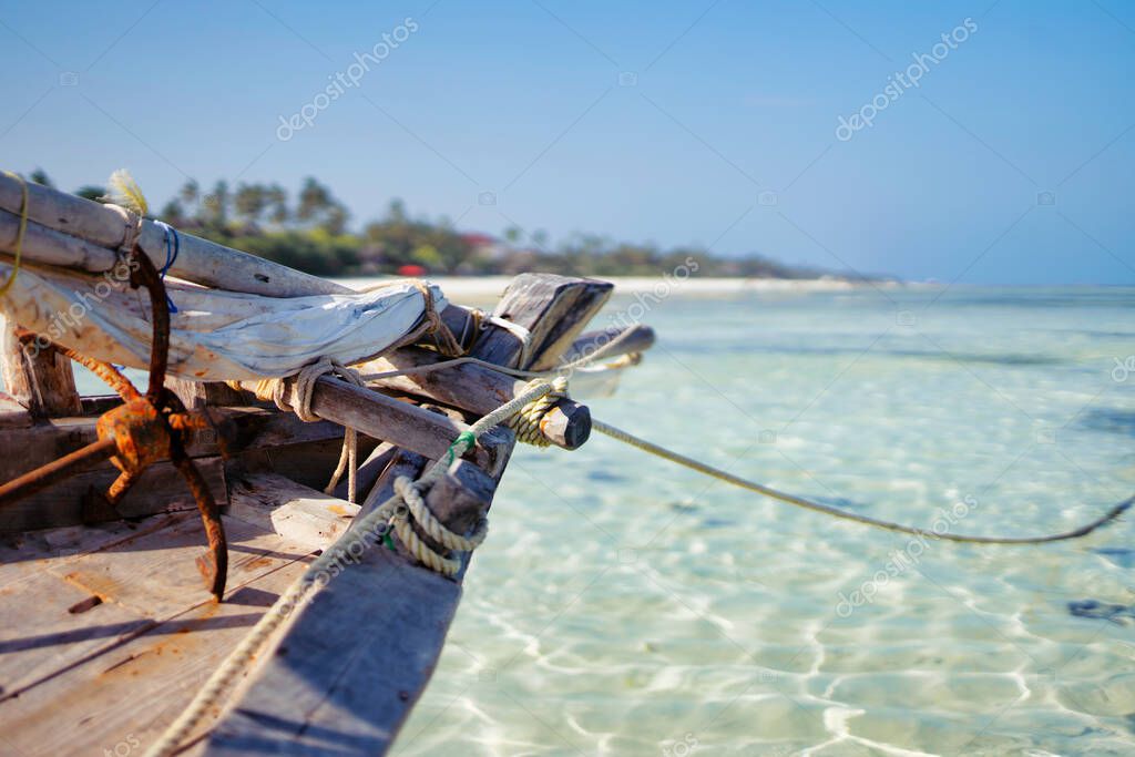 Barco tradicional en la hermosa playa y el mar tropical en la marea baja en Jambiani, Zanz bar ...