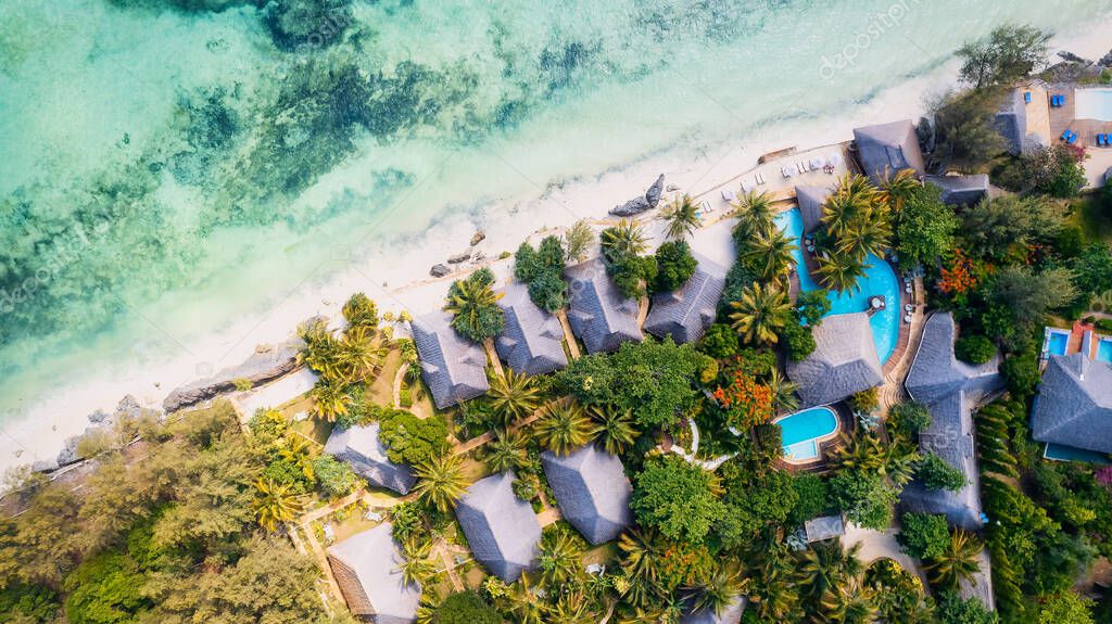Esta toma de dron de la playa de Zanz bar es un para so tropical con palmeras, arena blanca y ...