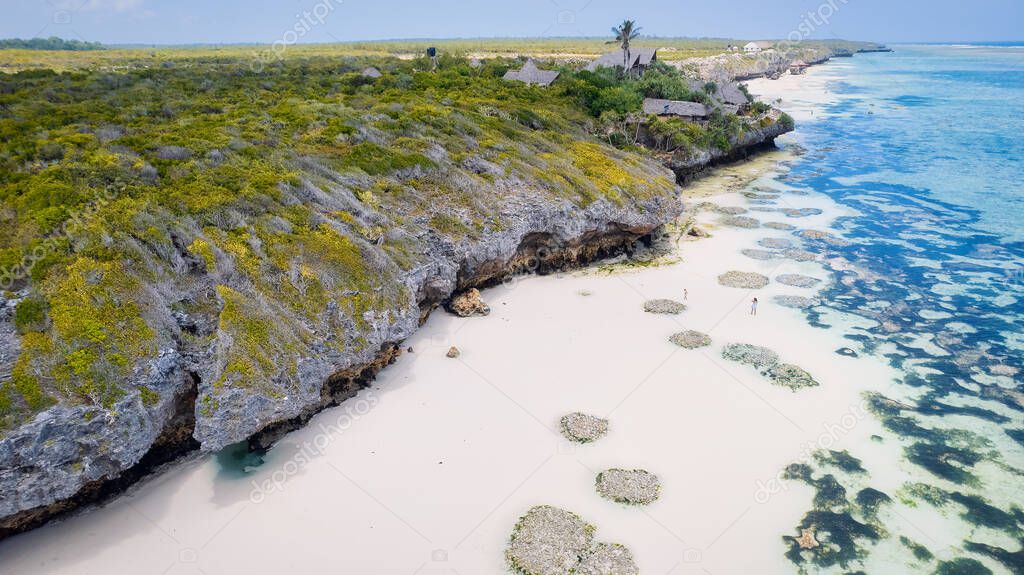 Un paraíso tropical espera en Mtende Beach en Zanzíbar, donde las aguas ...