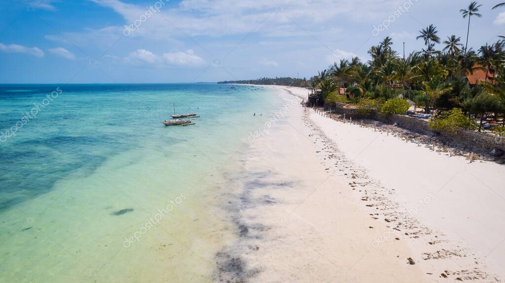 Rel jese en la playa de arena blanca en el pueblo de Kiwengwa en Zanz bar mientras admira un ...