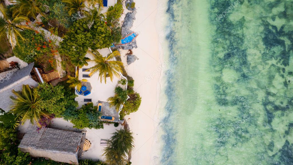 El agua turquesa del océano y el lujoso resort en la playa de Kiwengwa ...