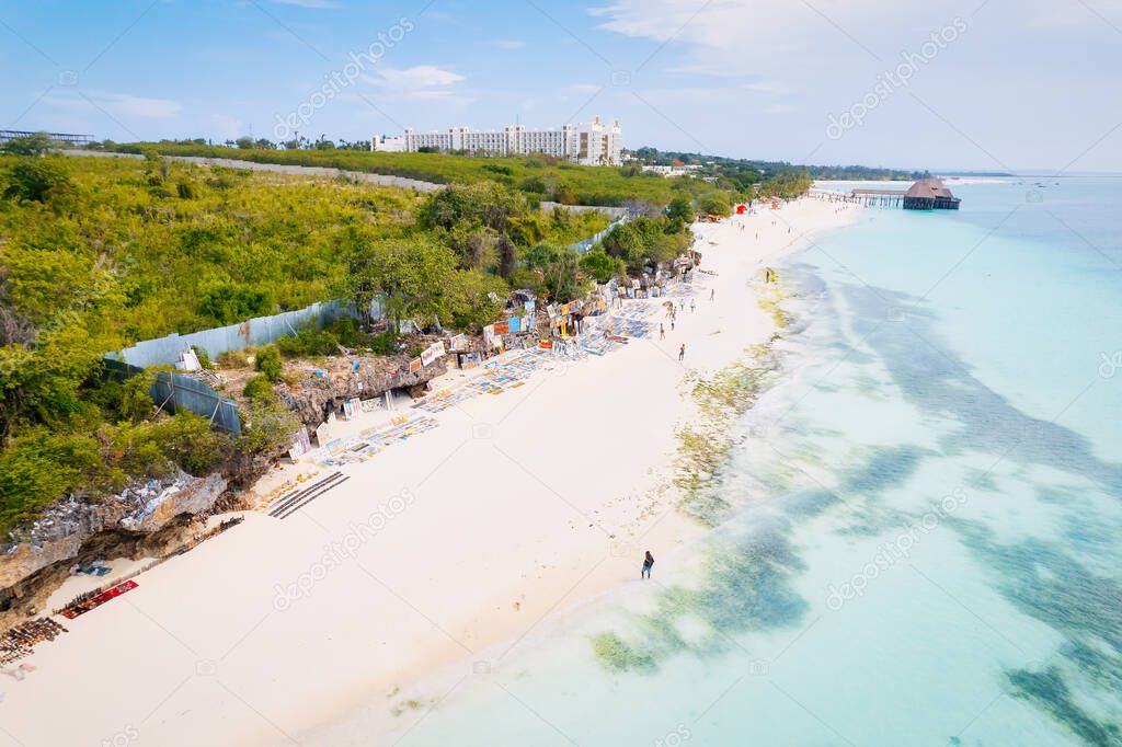 La refrescante brisa marina durante los veranos de playa de Zanzíbar es un respiro bienvenido ...