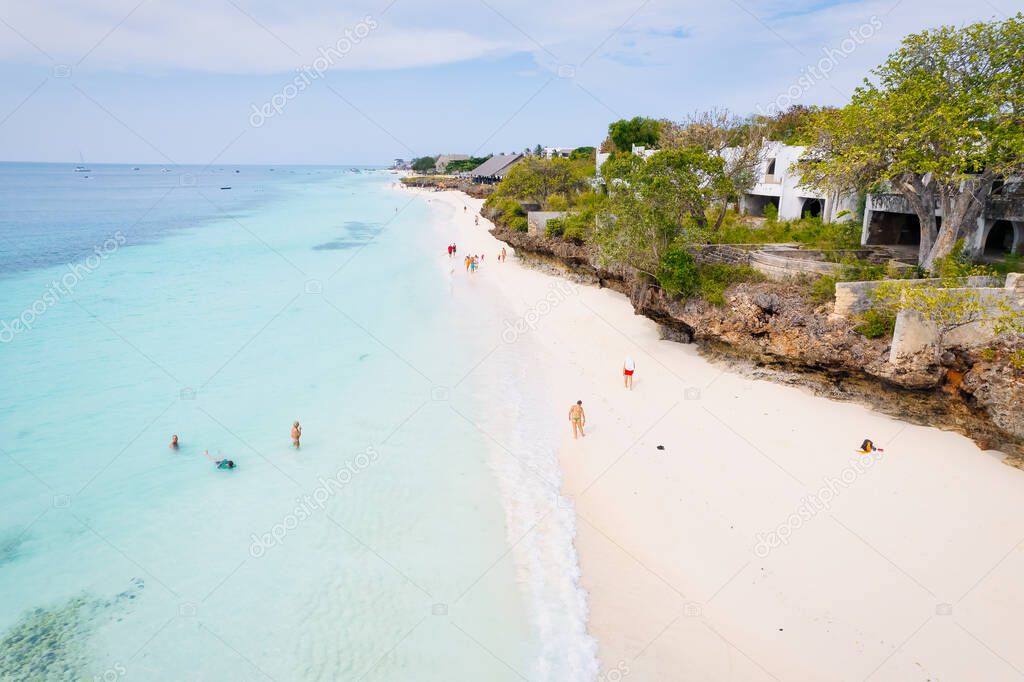 La refrescante brisa marina durante los veranos de playa de Zanzíbar es un respiro bienvenido ...