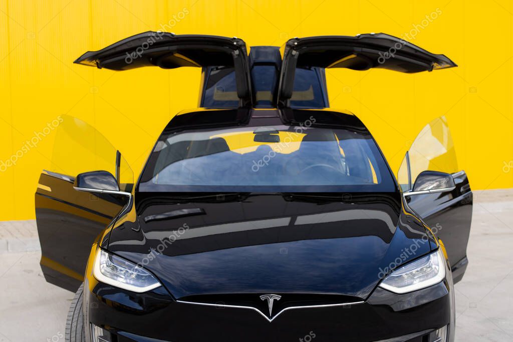 Lviv, Ucrania - 17 de octubre de 2022: Las puertas Tesla modelo X están ...