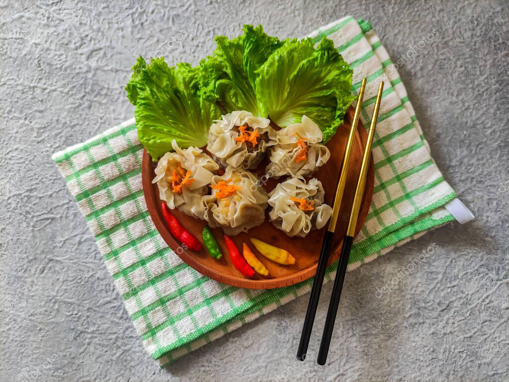 Dumpling chino al vapor o dim sum servido en plato de cerámica con ...