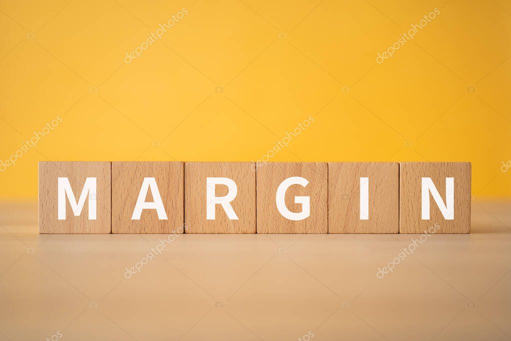 Bloques de madera con texto de concepto "MARGEN". 2024