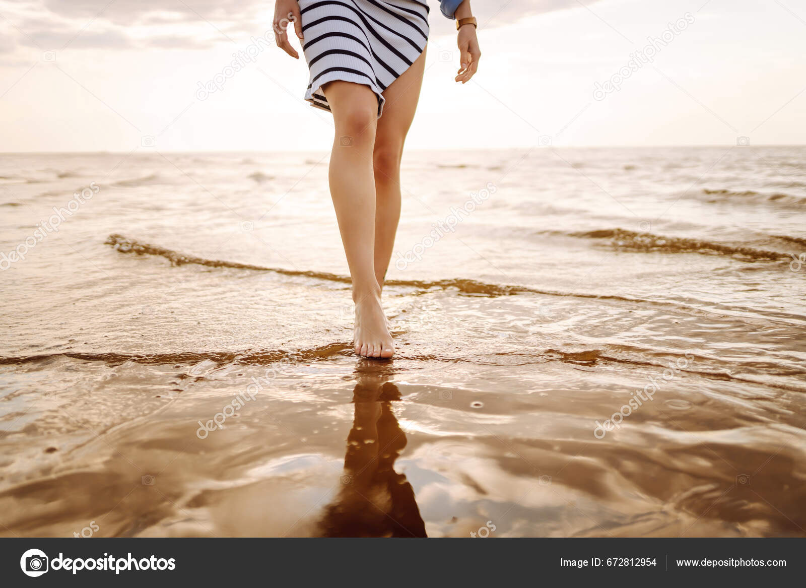Close Young Woman's Legs Walking Wave Sea Water Sand Beach — Stock ...