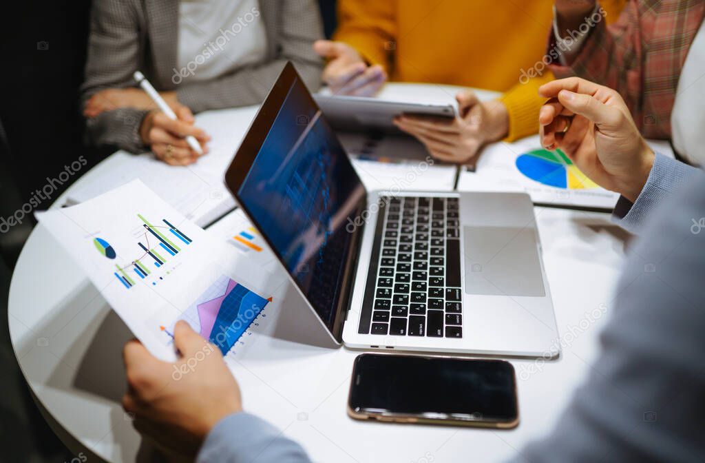 Trabajo de oficina. Jóvenes emprendedores colaboran en un nuevo ...