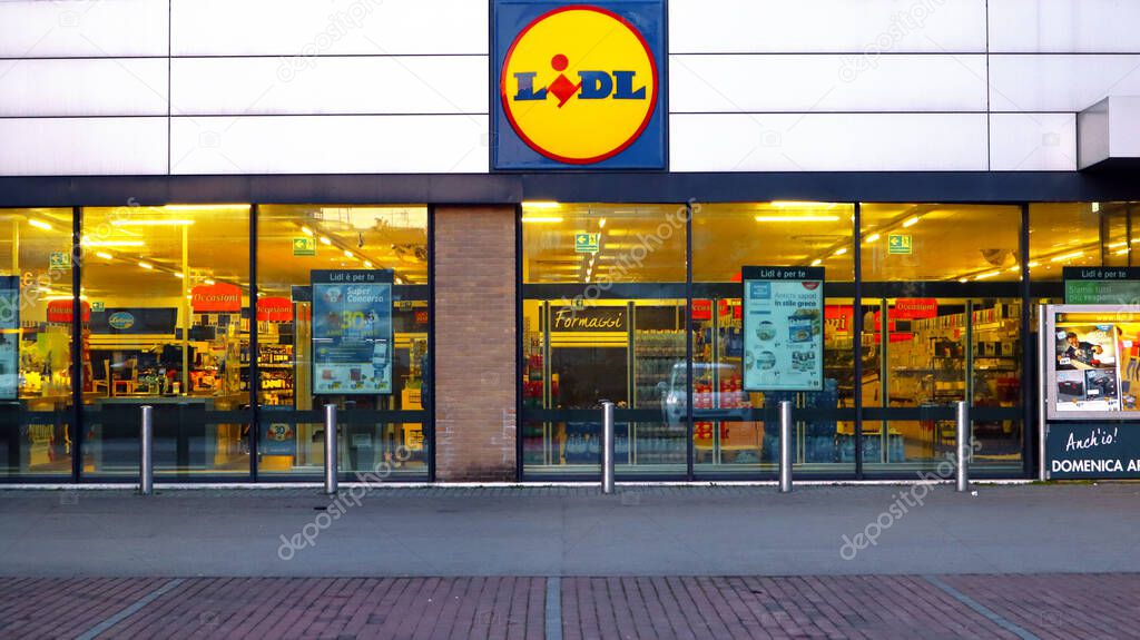 Roma, Italia 17 de marzo de 2022: Supermercado LIDL. Lidl es una cadena ...