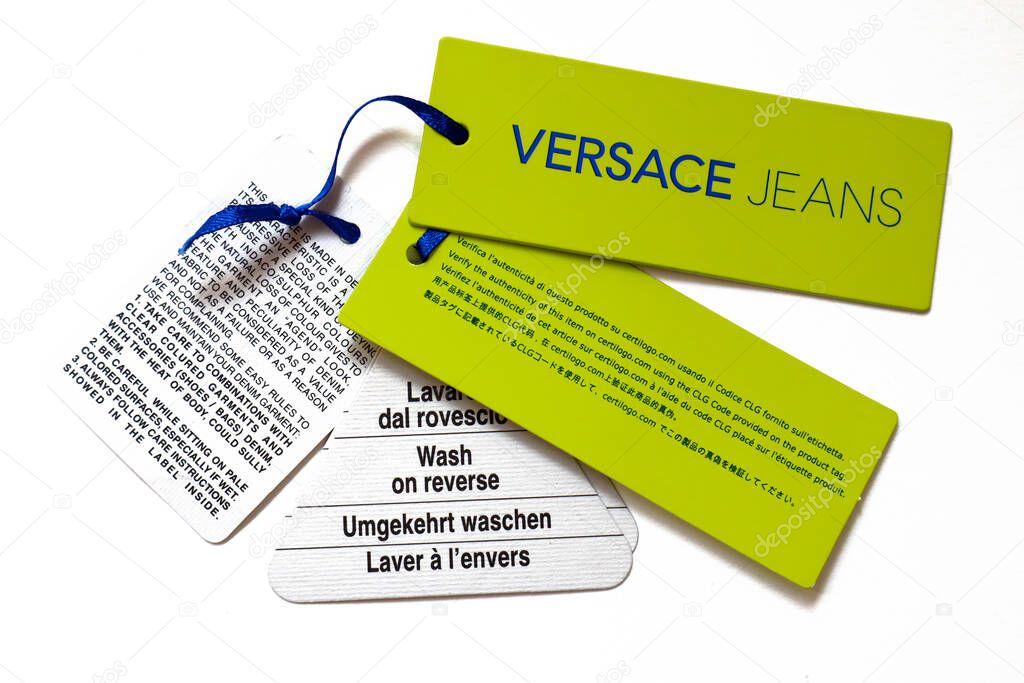 Roma, Italia - 1 de octubre de 2022: Tag of VERSACE JEANS clothing. VJ ...