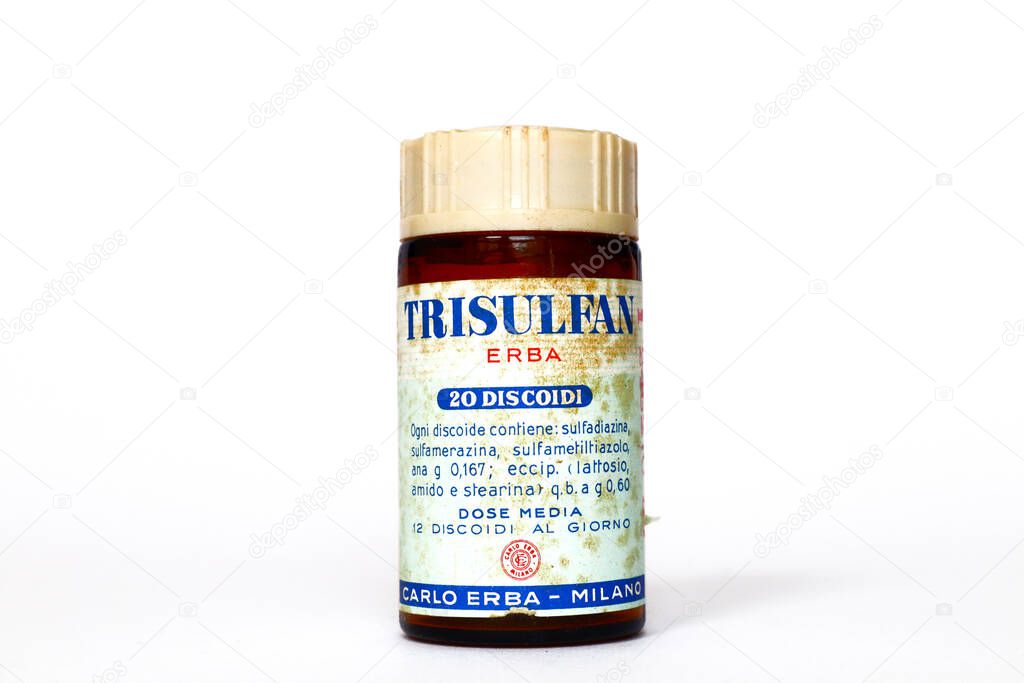 Milán, Italia Marzo 3, 2022: Vintage 1950s TRISULFAN ERBA, Sulfonamide medicine for the ...