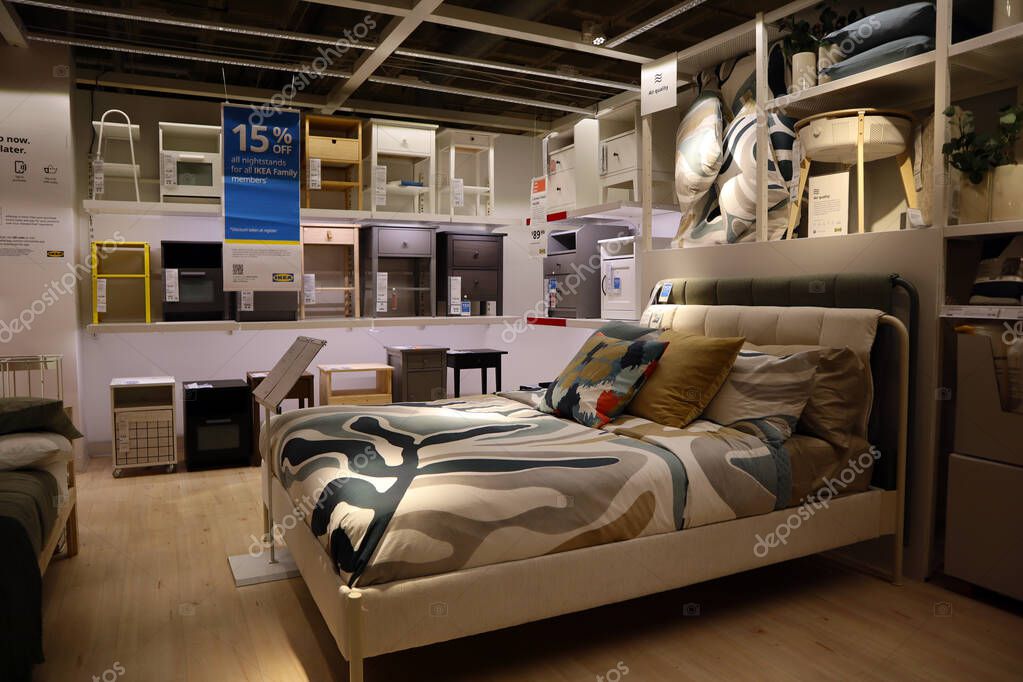 Carson, LA County, California - 19 de febrero de 2025: Vista interior de la tienda IKEA, el ...