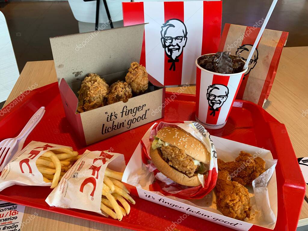 Ayutthaya, Tailandia - Apr 06,2022: KFC Hamburguesa y pollo frito en el ...