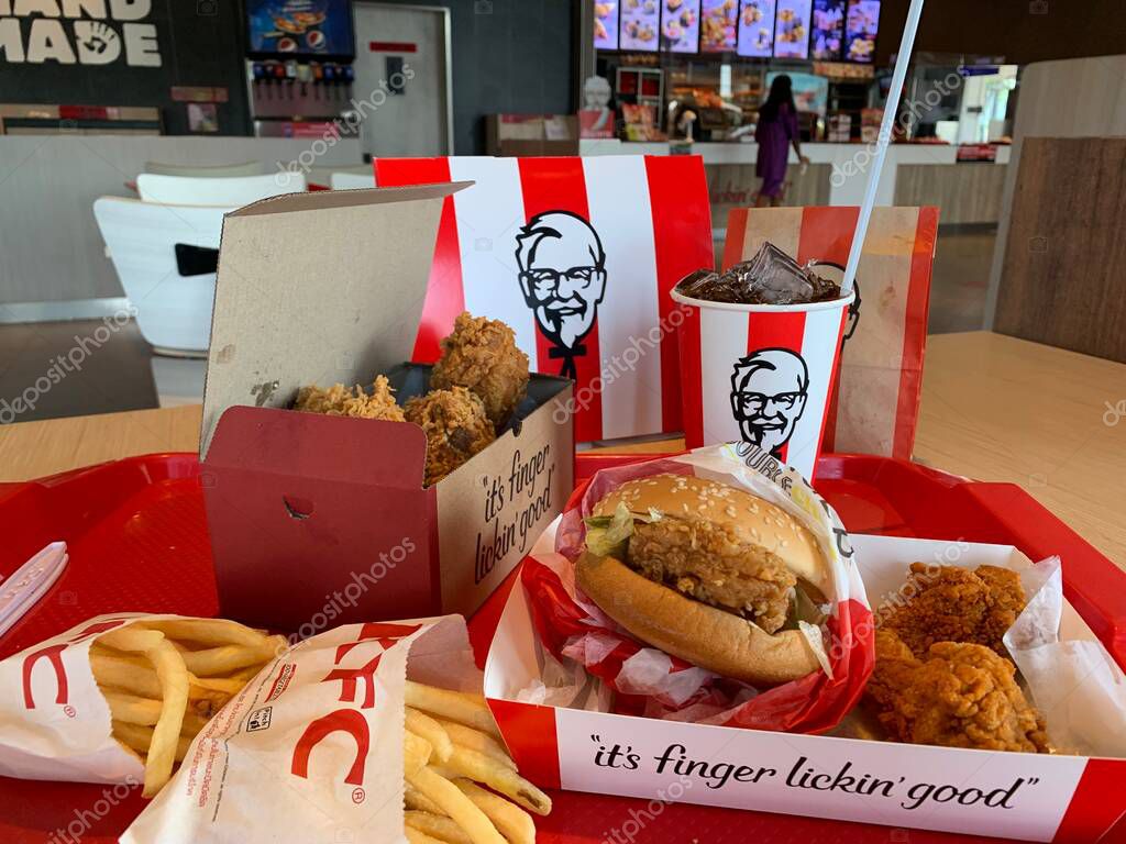 Ayutthaya, Tailandia - Apr 06,2022: KFC Hamburguesa y pollo frito en el restaurante de comida r ...
