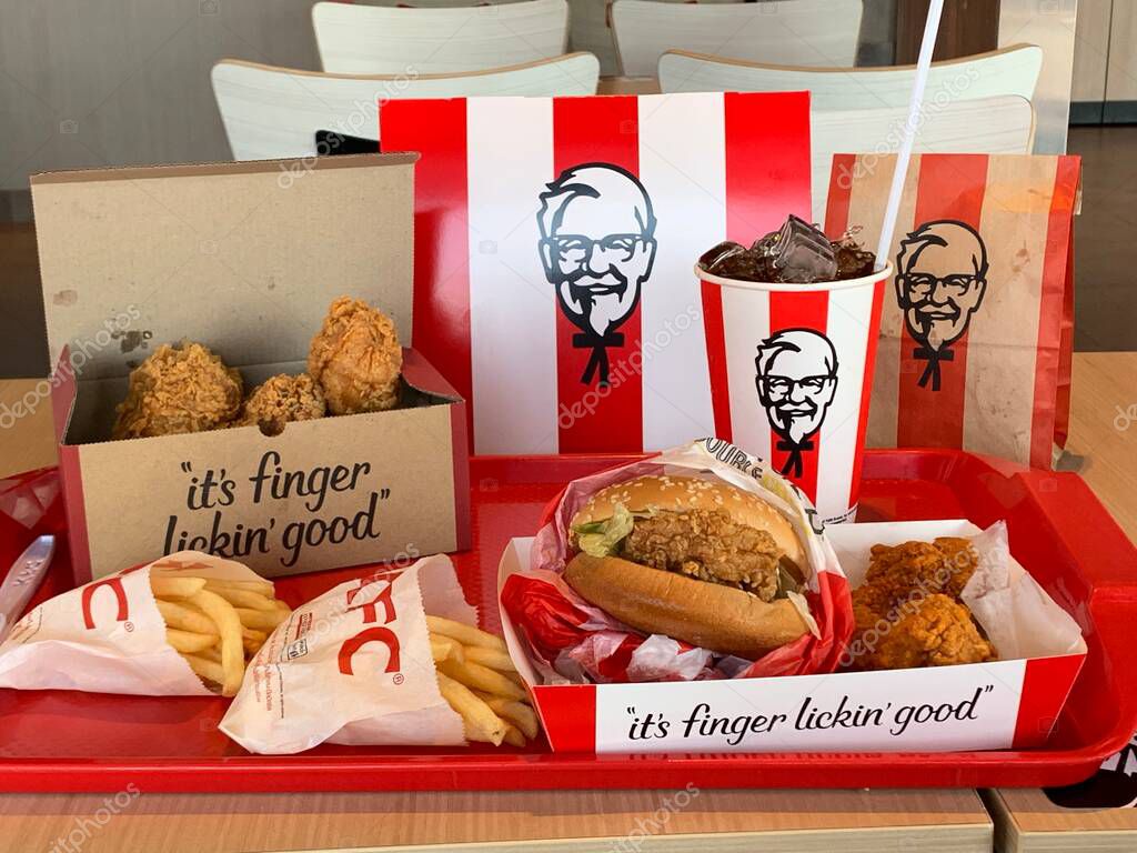 Ayutthaya, Tailandia - Apr 06,2022: KFC Hamburguesa y pollo frito en el ...