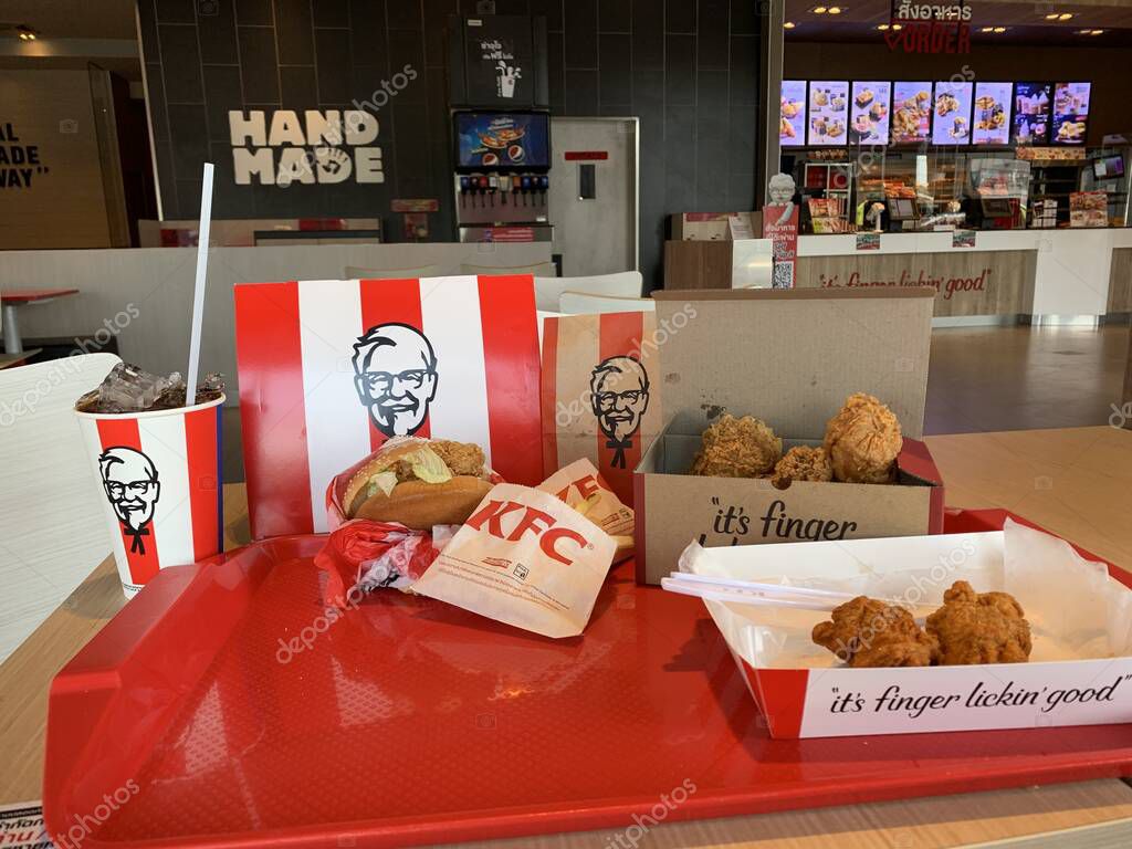 Ayutthaya, Tailandia - Apr 06,2022: KFC Hamburguesa y pollo frito en el ...