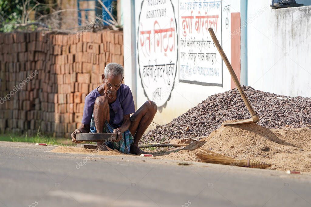 KACHANDA, CHHATTISGARH, INDIA, 15 de noviembre de 2022: un anciano ...