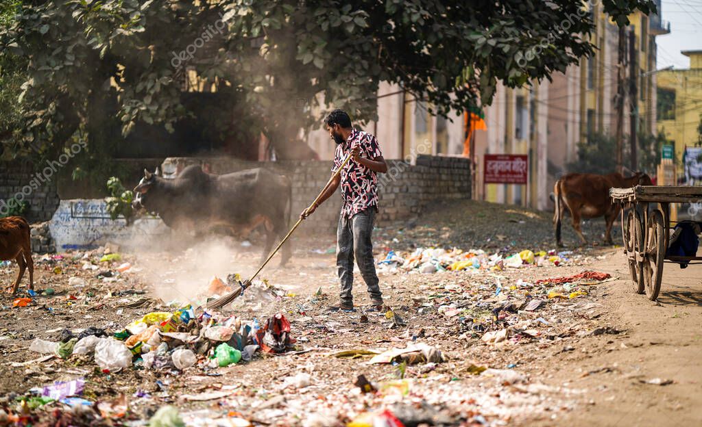 Diciembre, 2022, Raipur, India: Hombre barriendo la basura con escoba y ...