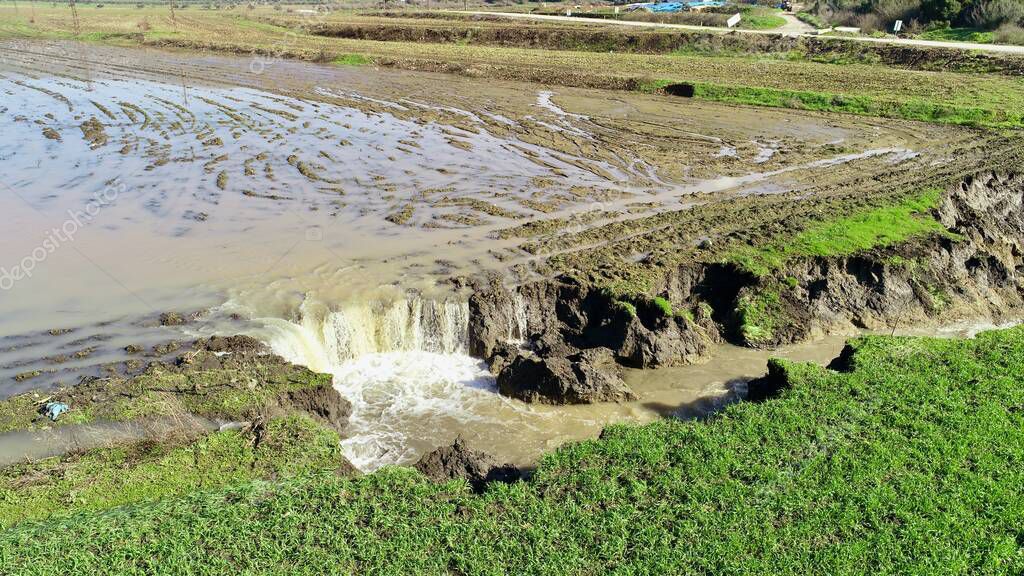 vista aérea de la cascada del sumidero subterráneo como foto de los ...