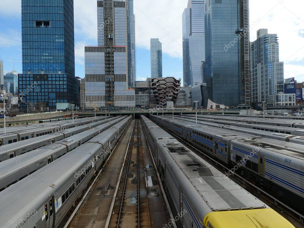Trenes MTA alineados en West Side Yard Rail Depot, con edificios altos ...