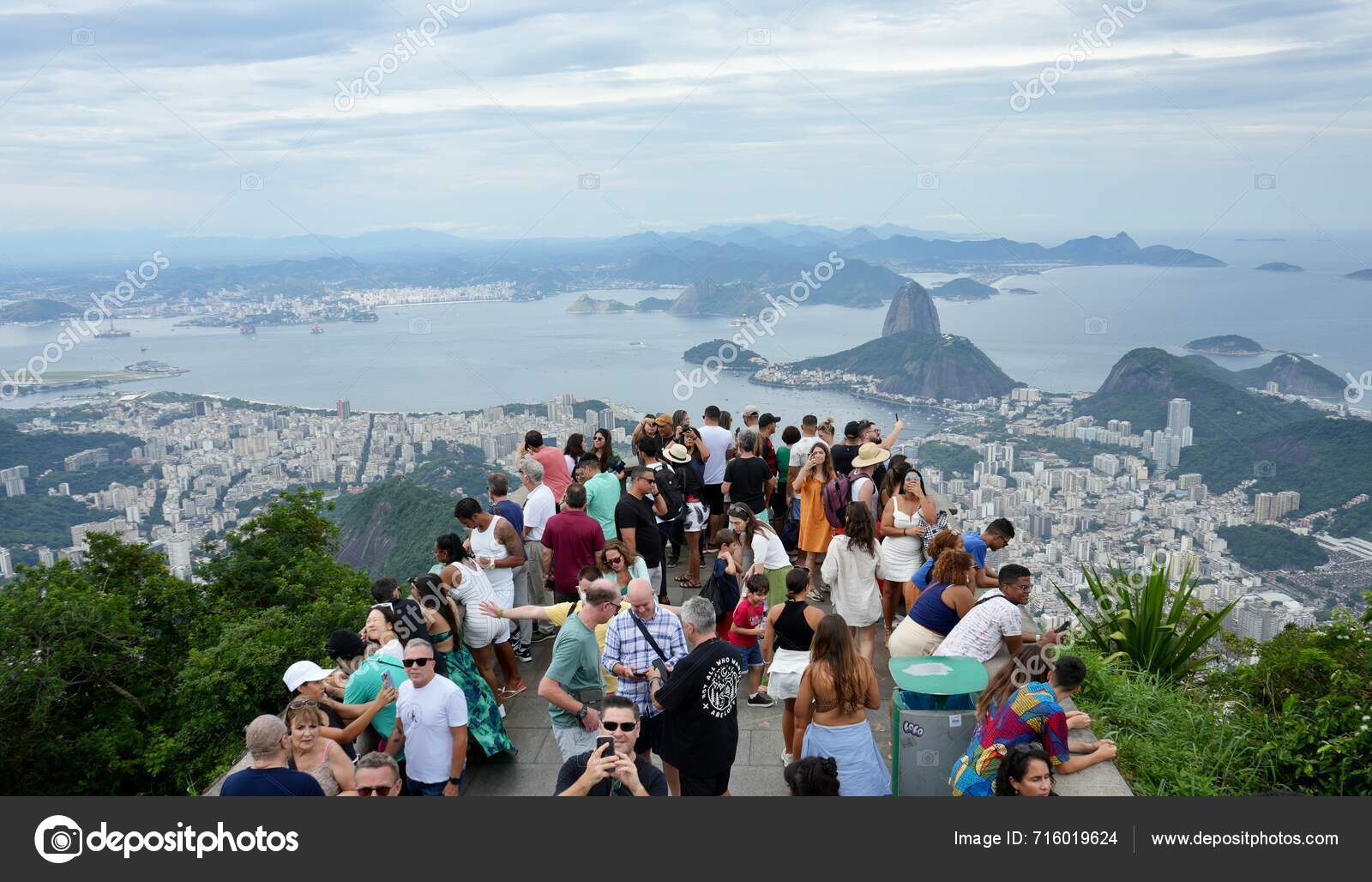 Tourists Taking Selfies View Rio Base Statue Christ Redeemer Rio ...