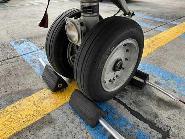 Boeing 737 landing gear Stock Photos, Royalty Free Boeing 737 landing ...